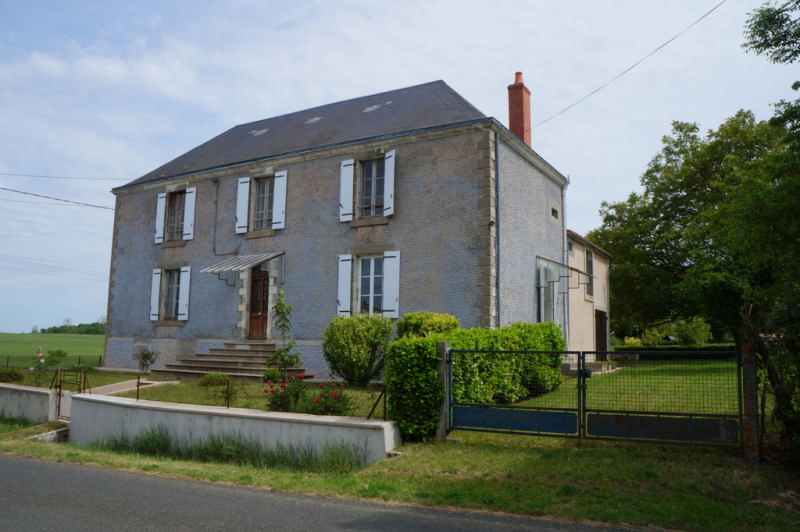 Maison bourgeoise à rafraîchir avec dépendances et grand terrain ...