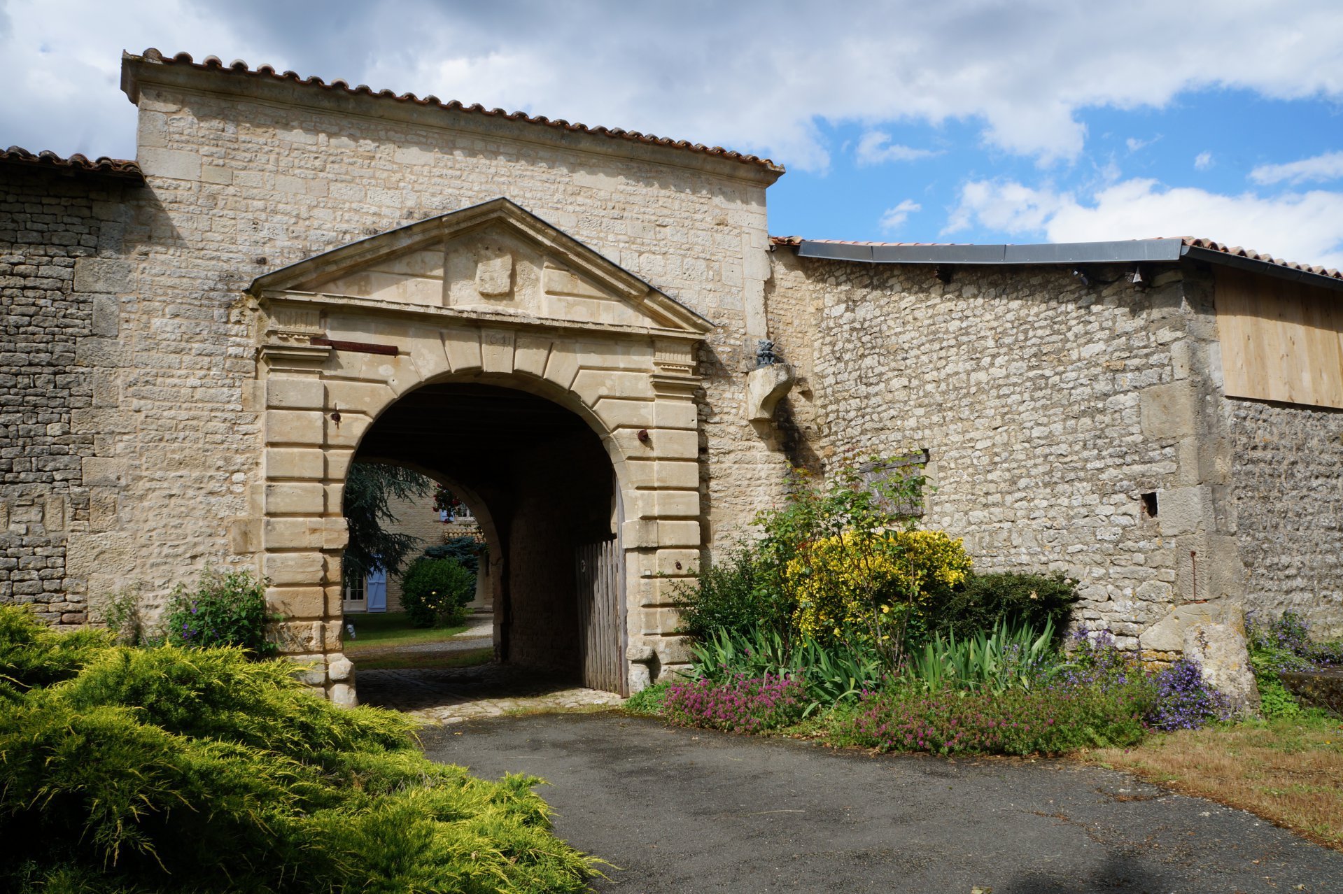 Magnificent fortified XVII century domaine. - Melusine Estate Agency
