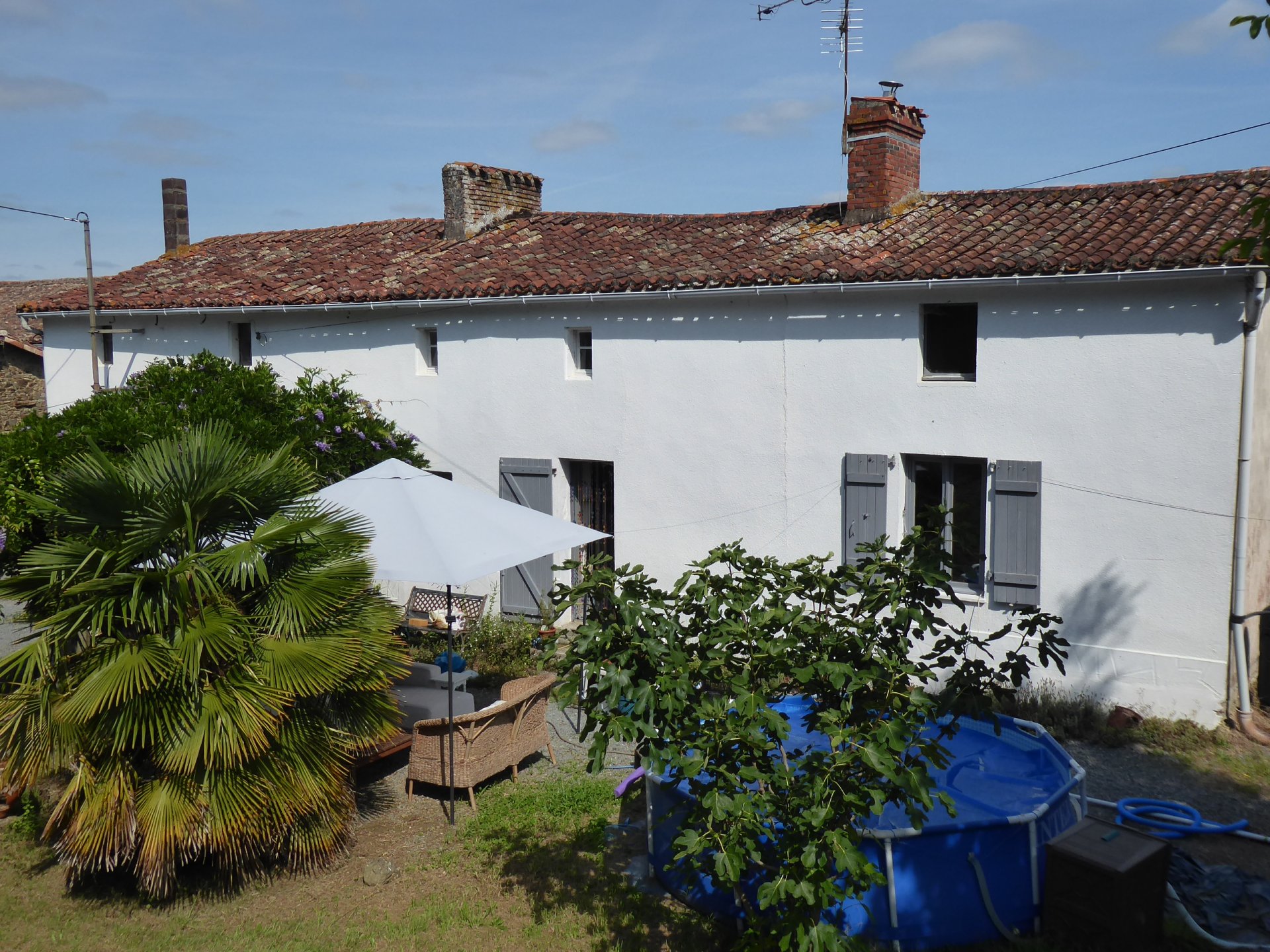 Isolated farmhouse with gîte and barns. - Melusine Estate Agency